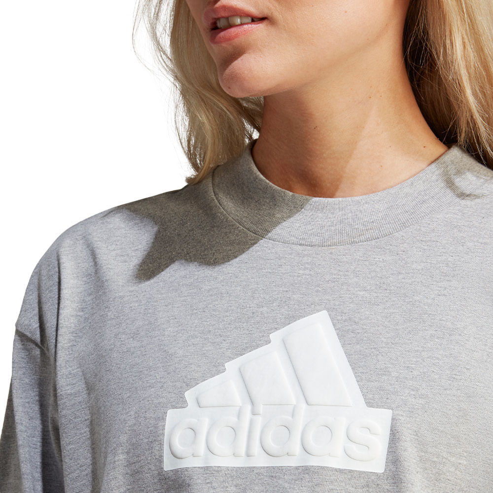 REMERA ADIDAS CORE BOYFRIEND FUTURE ICONS BADGE OF SPORT
